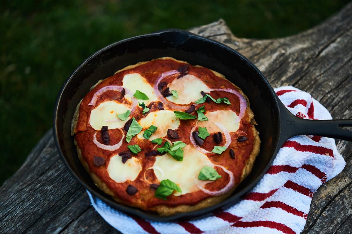 How To Make Easy Campfire Pizza In A Cast Iron Skillet