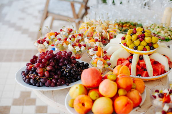 The 7 Safest (And 5 Most Risky!) Foods To Eat At An All-Inclusive