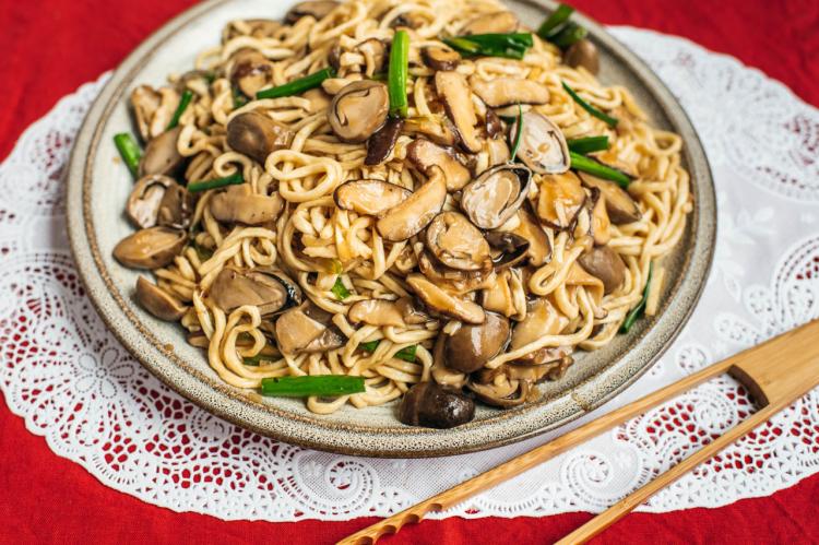 Best Chinese Longevity Noodles (Yee Mein) Recipe